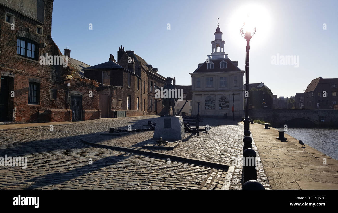 Custom House along with the statue of Captain George Vancouver, Kings ...