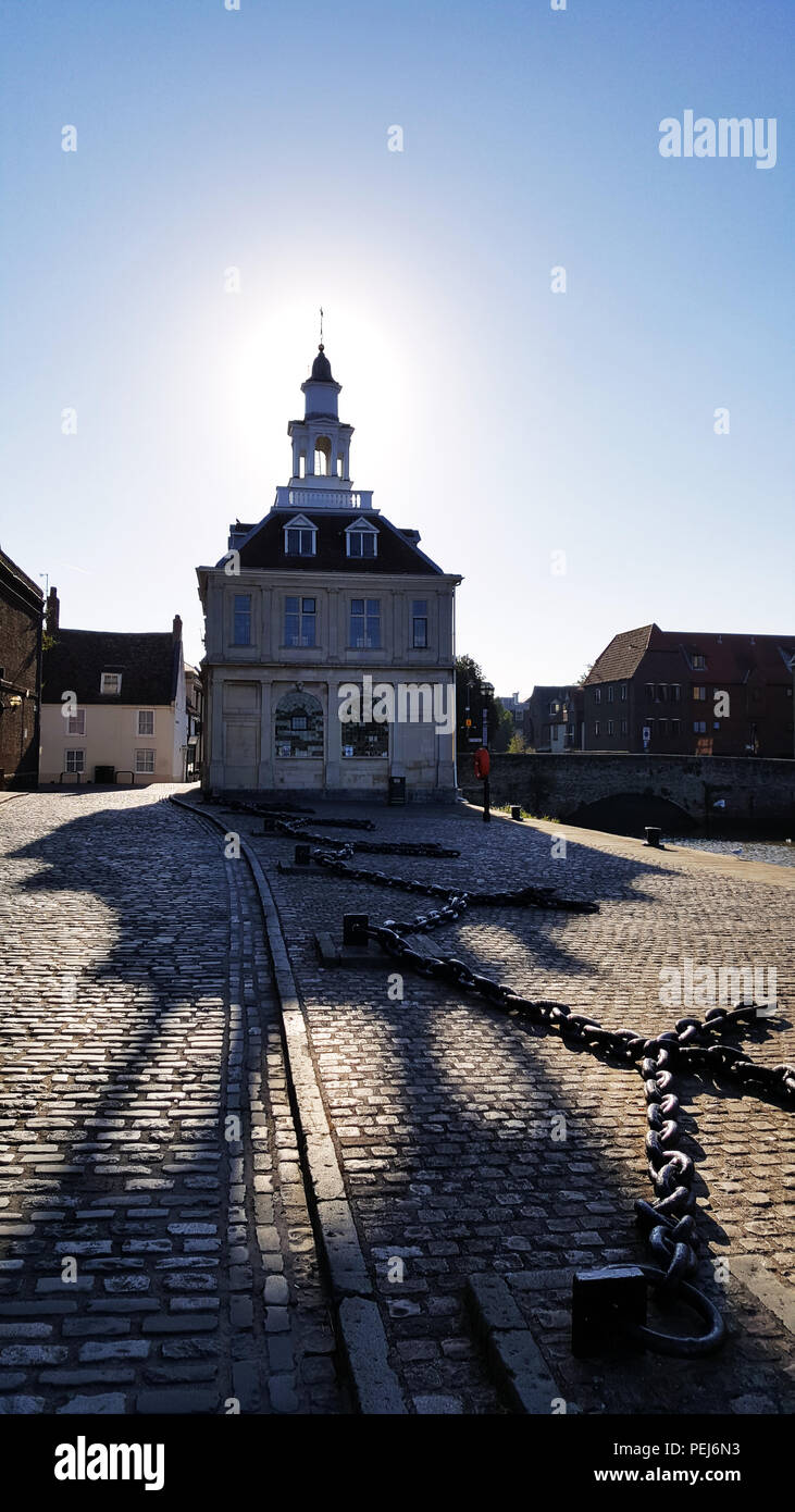 Custom House along with the statue of Captain George Vancouver, Kings ...