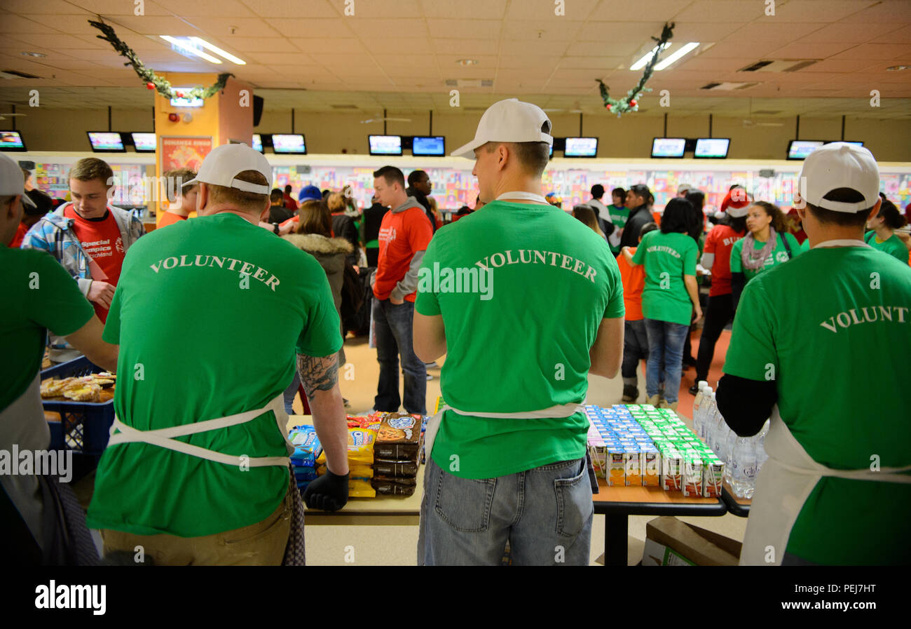 Airmen from the 450th Intelligence Squadron volunteer during the annual ...
