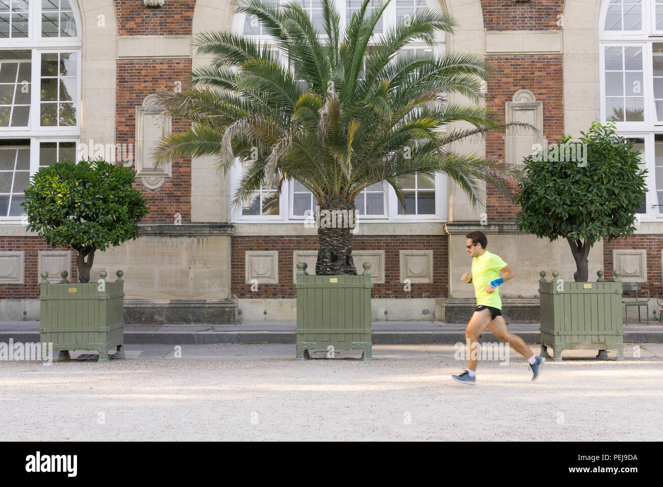 Jogging paris park hi-res stock photography and images - Alamy