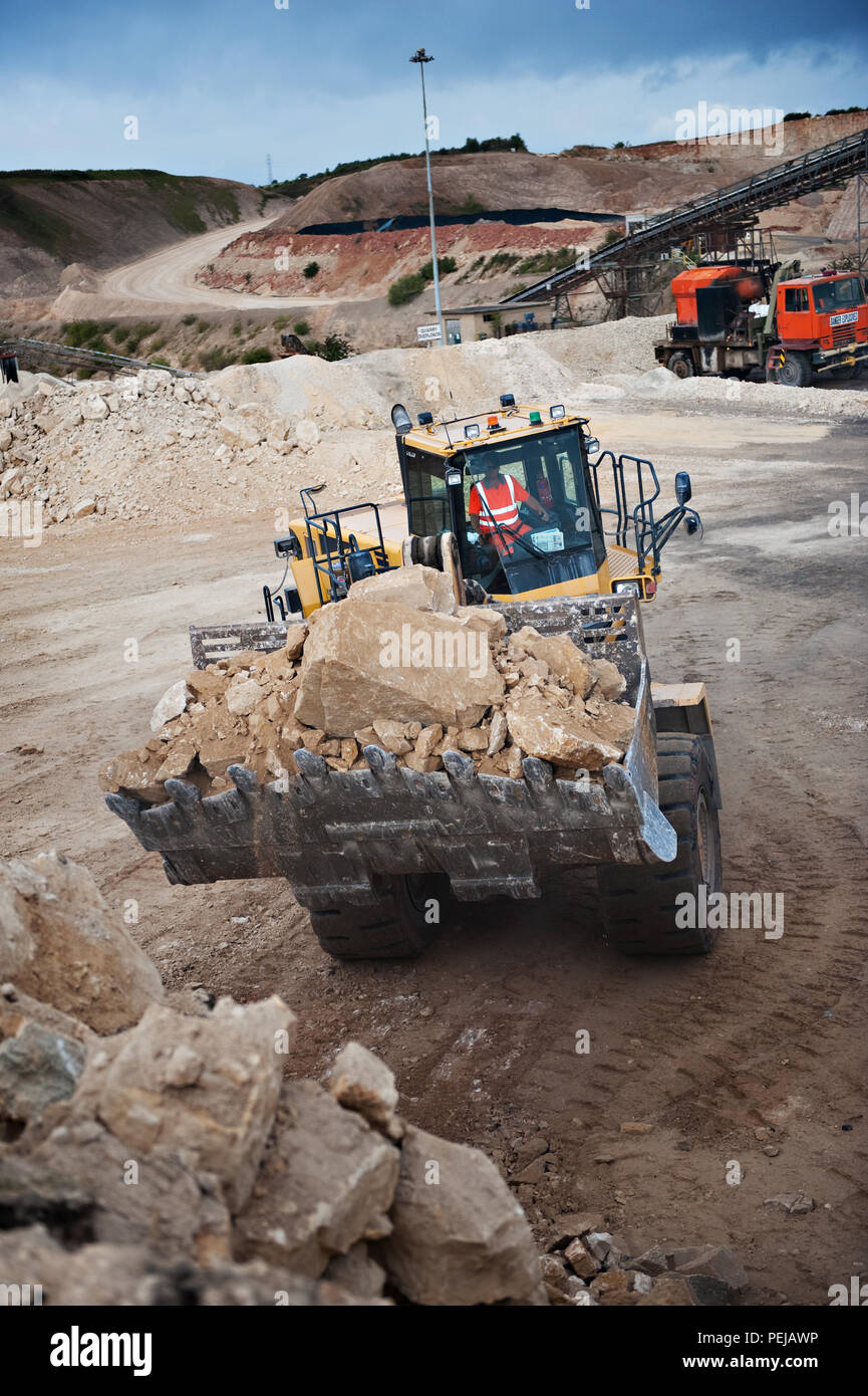 Digger loading up trucks hi-res stock photography and images - Alamy