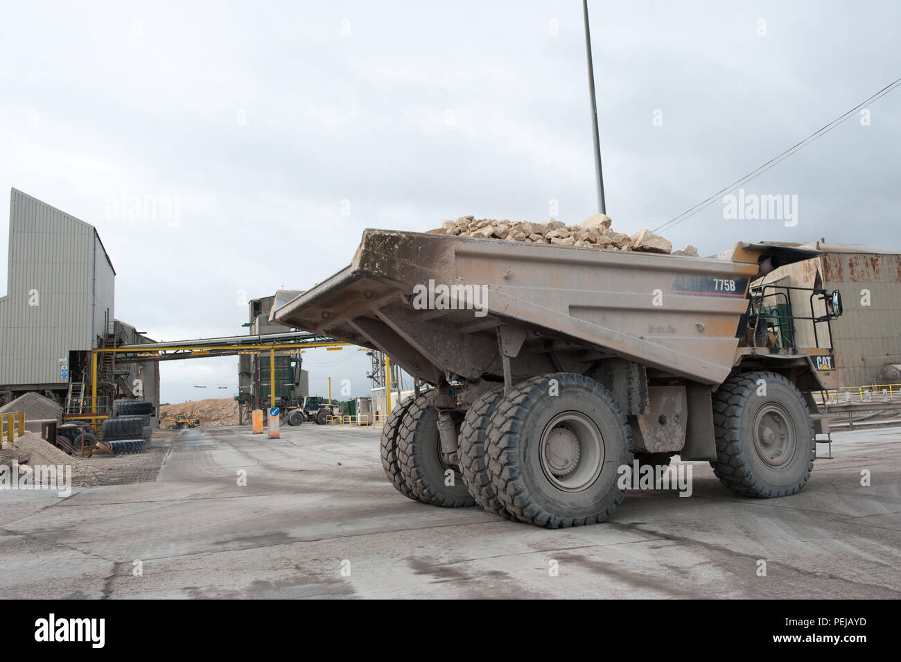 Tipping aggregate hi-res stock photography and images - Alamy