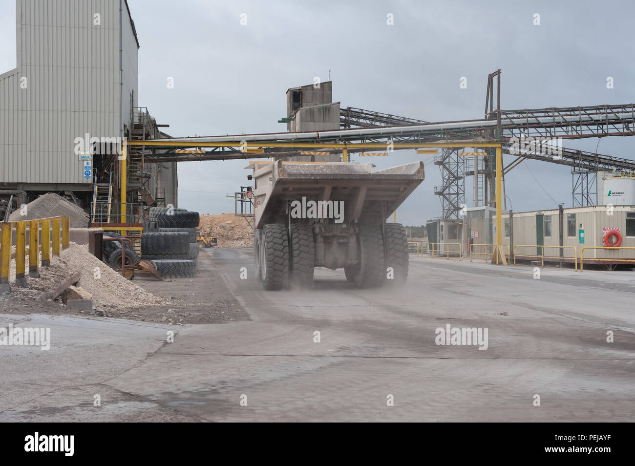Tipping aggregate hi-res stock photography and images - Alamy