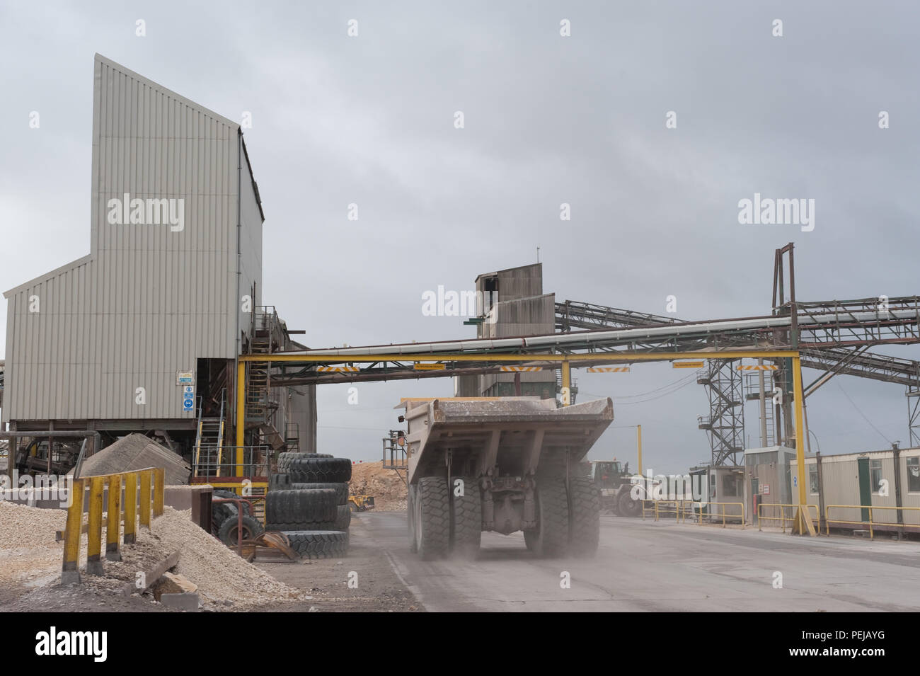 Tipping aggregate hi-res stock photography and images - Alamy