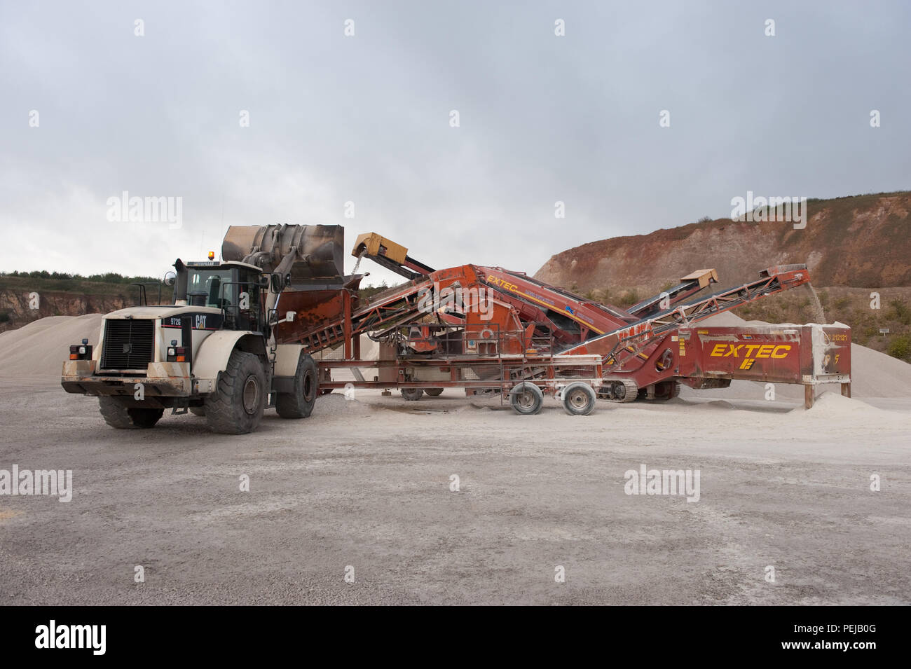Tipping aggregate hi-res stock photography and images - Alamy