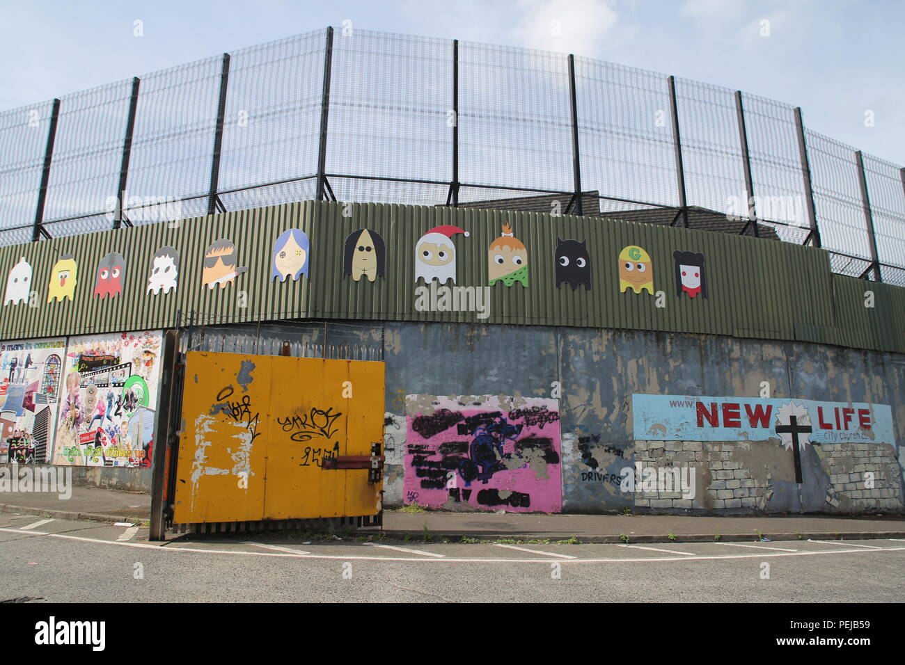 Le Peace Wall et les portes ouvertes de jour, Belfast / The Peace Wall ...