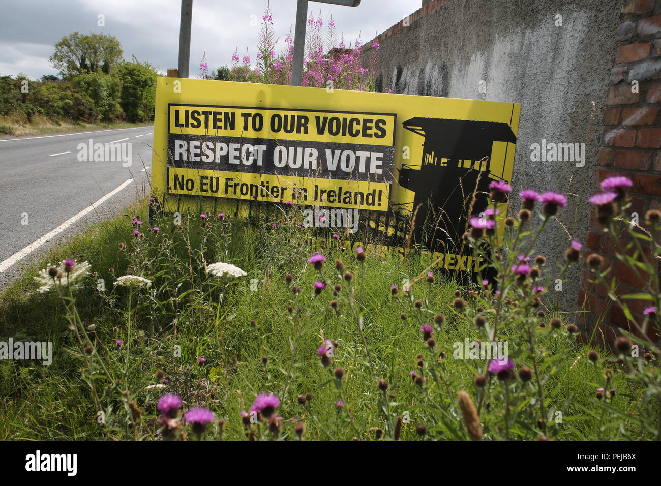 Panneau anti-frontière / Anti EU border sign along the Irish-British ...