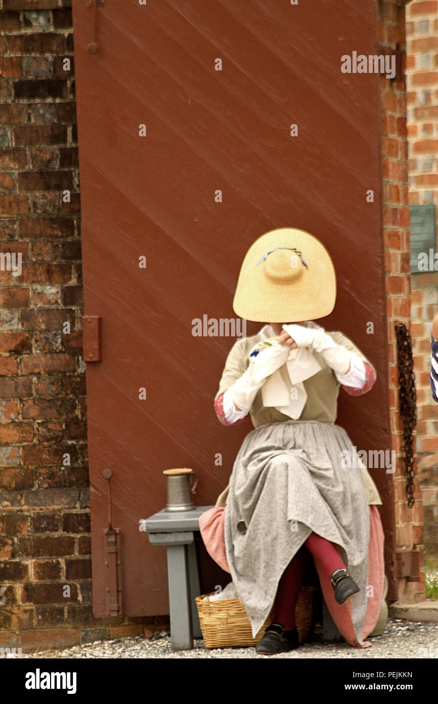 Williamsburg colonial woman hi-res stock photography and images - Alamy