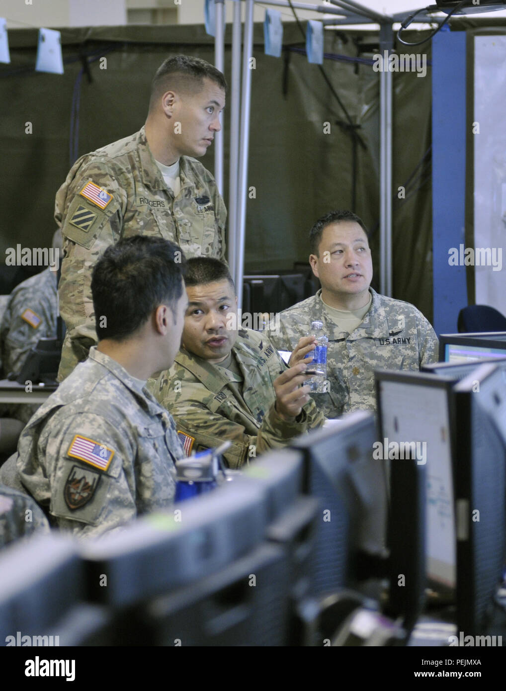 Soldiers of the 34th Infantry Division Headquarters monitor systems in ...