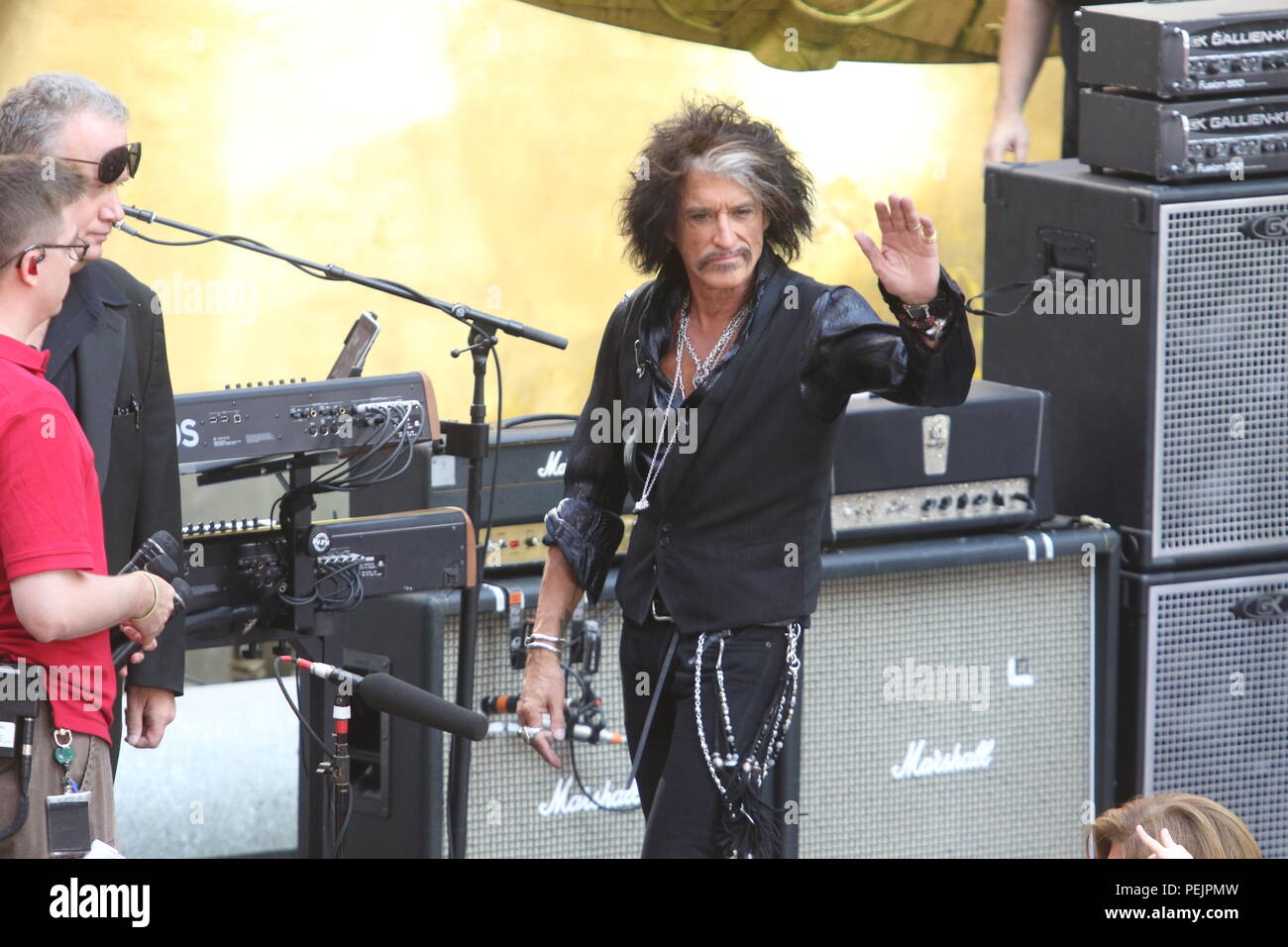 The adam and joe show hi-res stock photography and images - Alamy