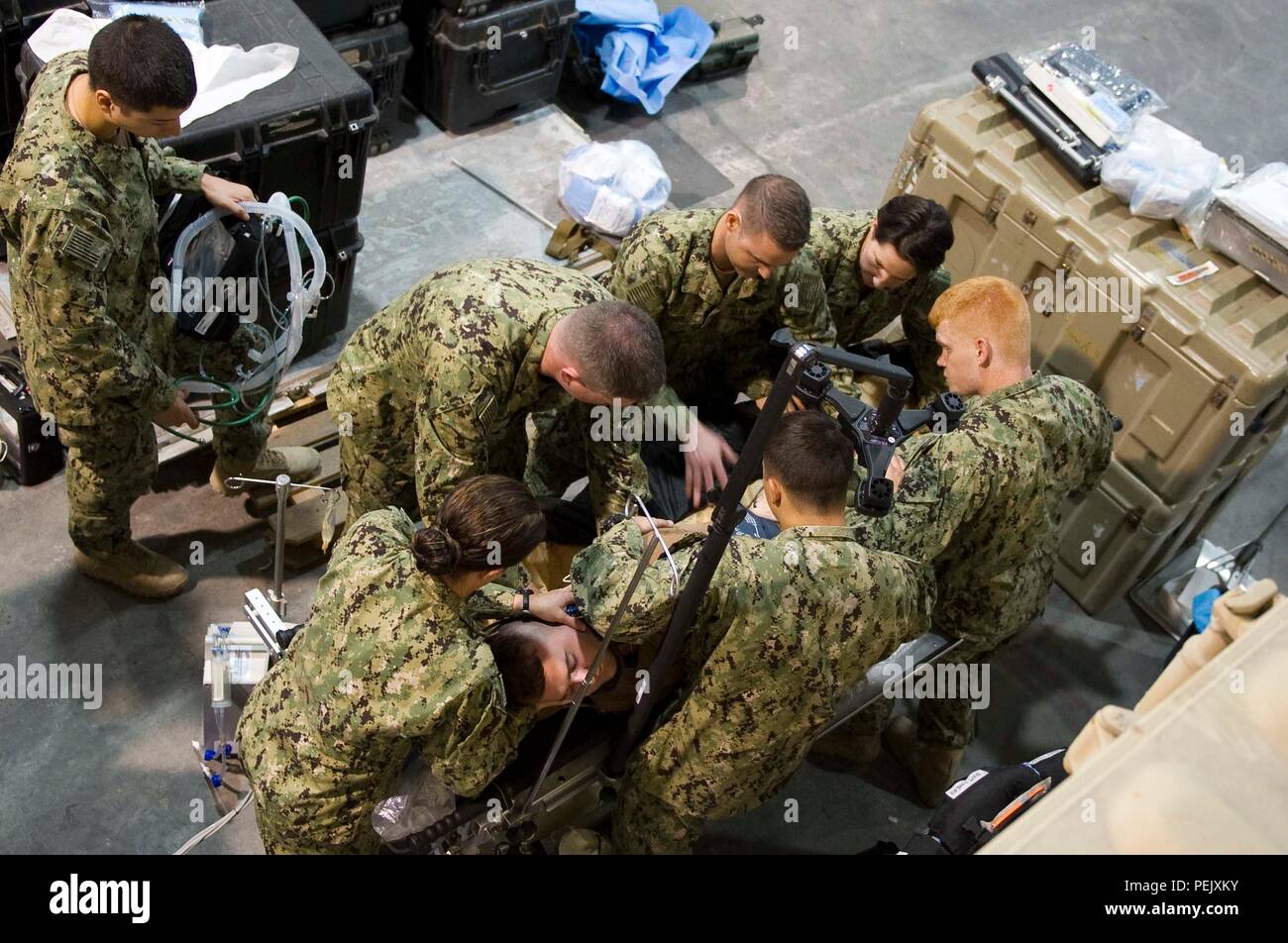 Forward resuscitative surgical team hi-res stock photography and images ...