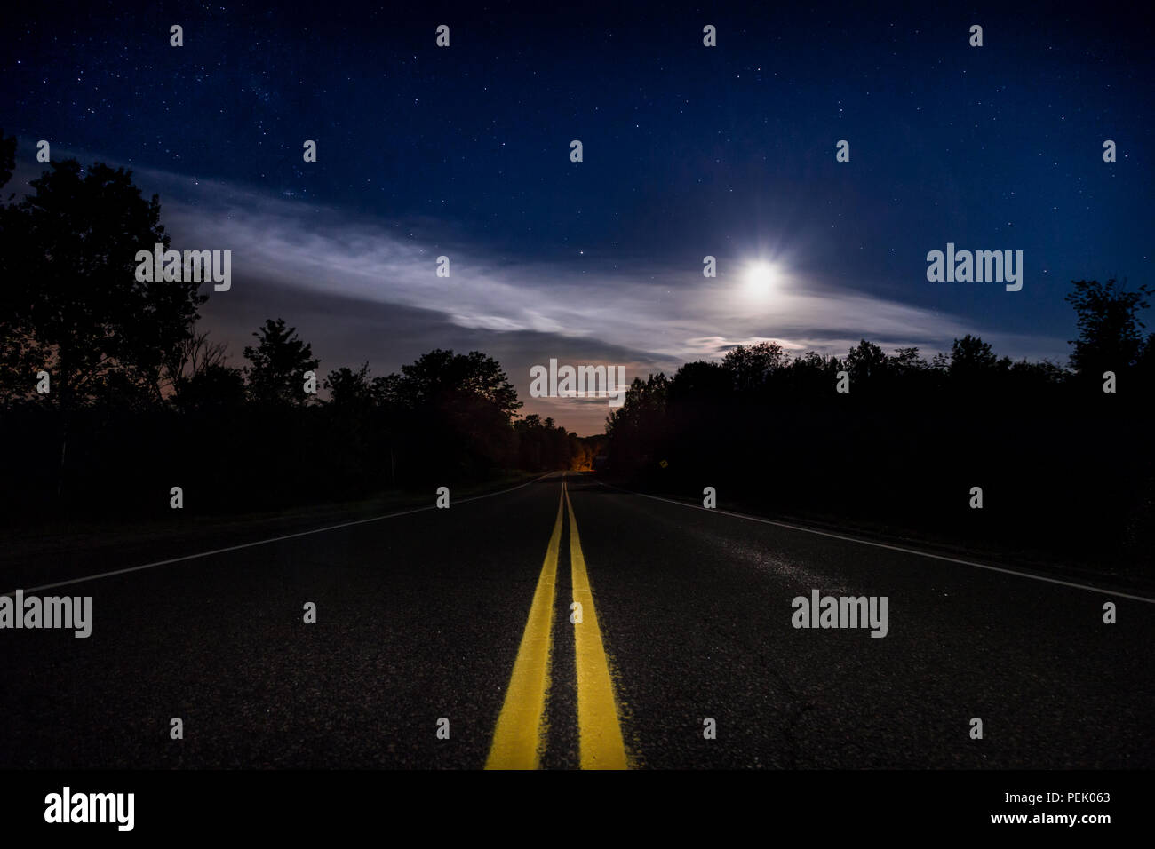 Empty road night hi-res stock photography and images - Alamy