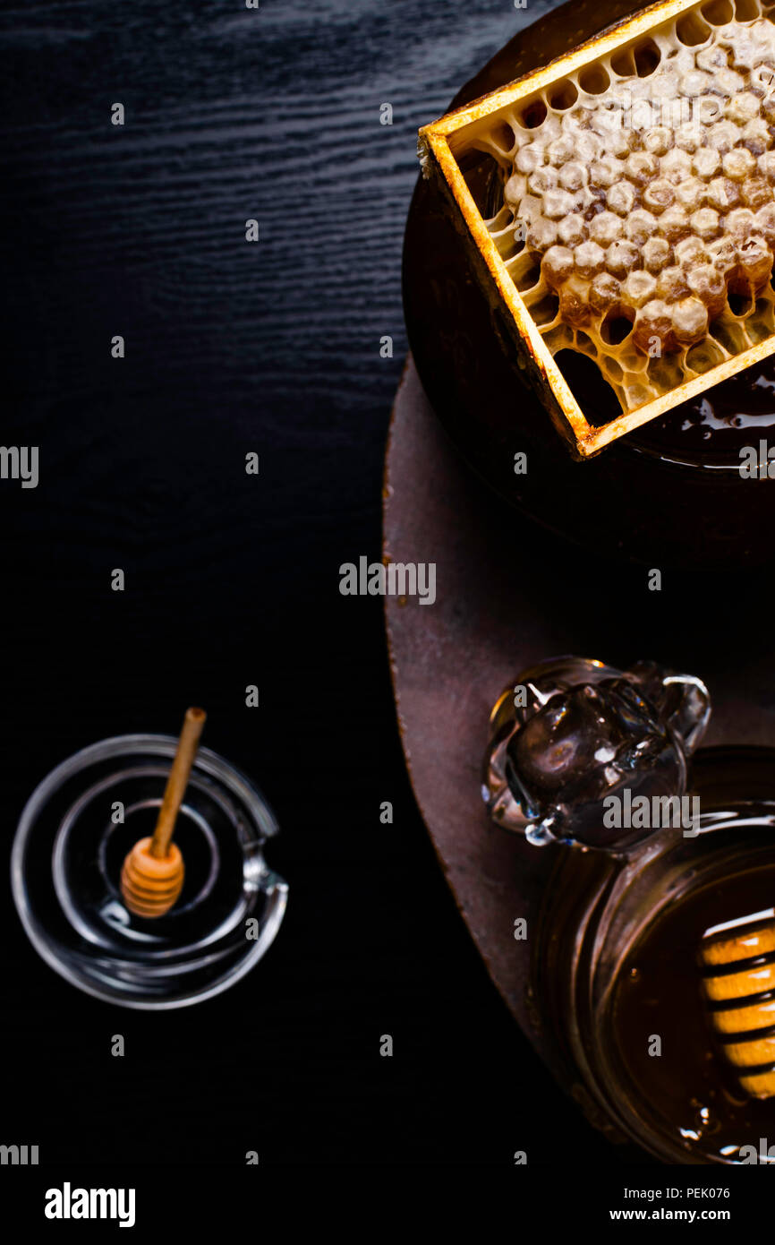 Beehive shaped honey pot hi-res stock photography and images - Alamy