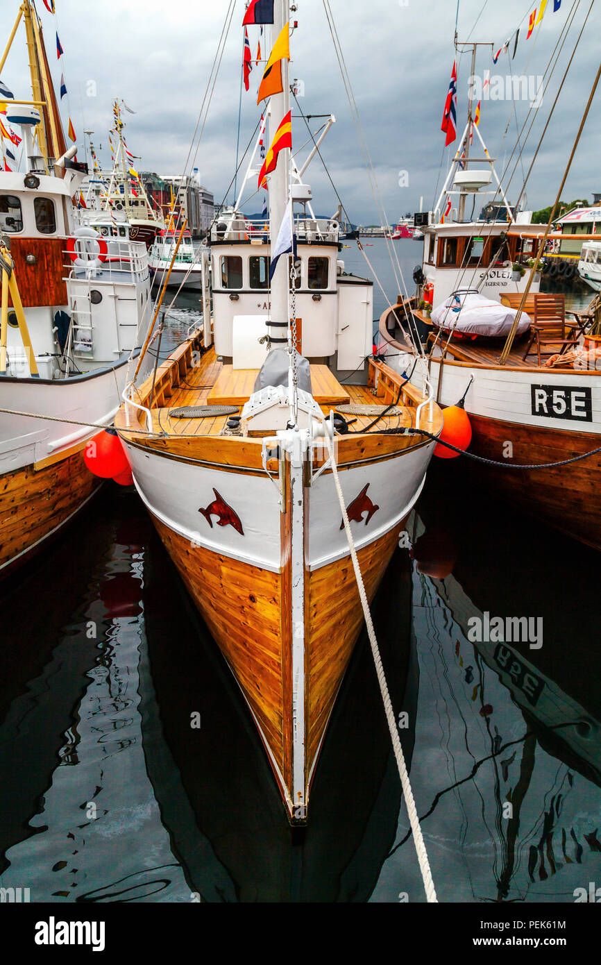 Veteran fishing boat Ariel in the port of Bergen, Norway. Fjordsteam ...