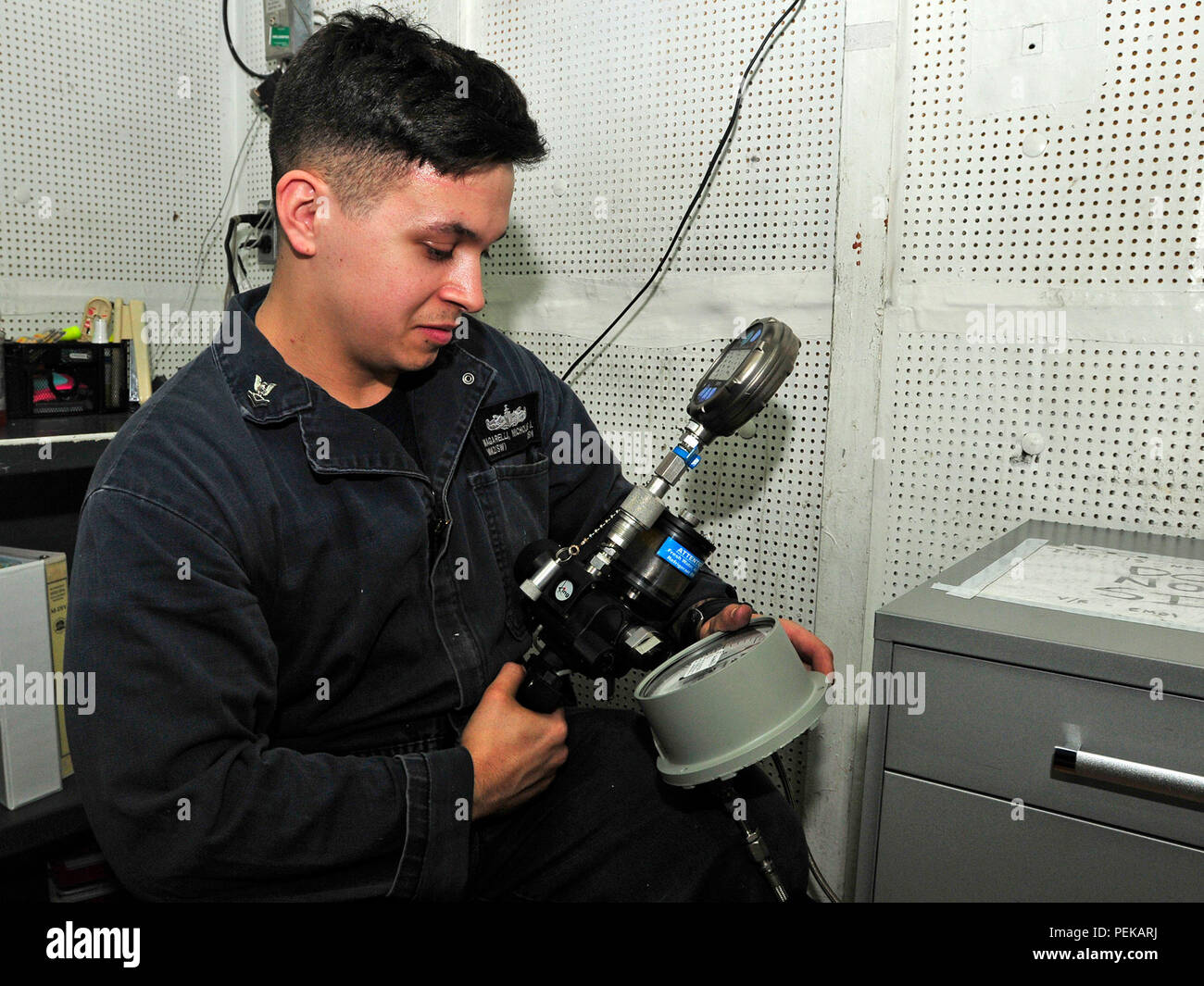 U s navy machinists mate nicholas hi-res stock photography and images ...