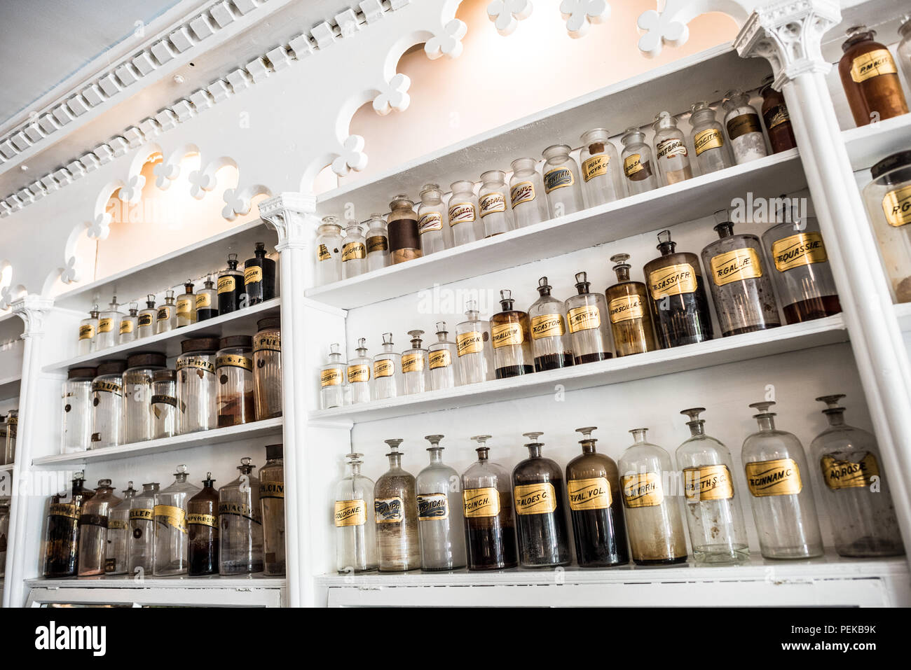 Apothecary shop shelves hi-res stock photography and images - Alamy