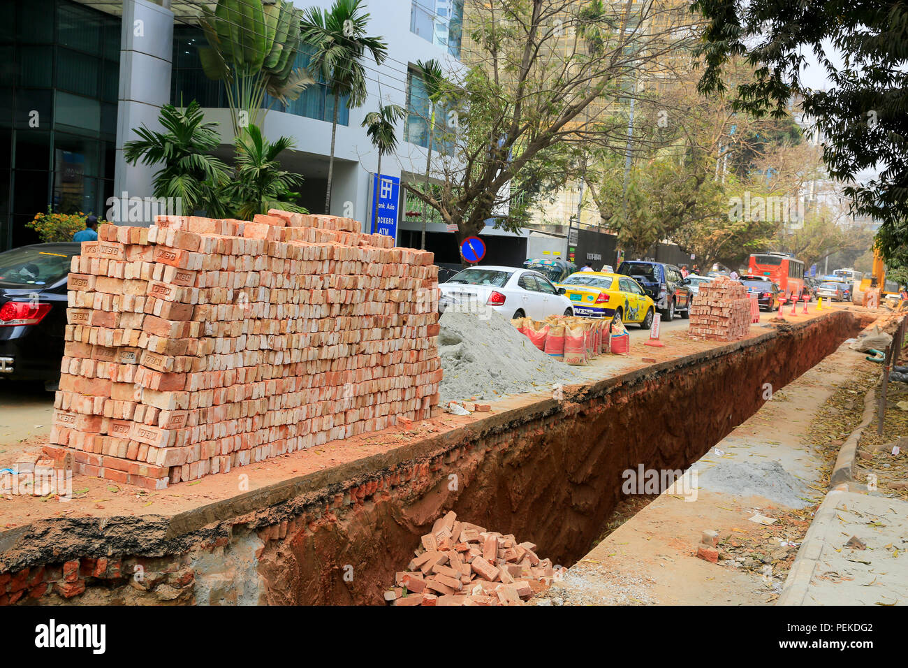 The Gulshan Avenue dug up by Dhaka Wasa for installing storm-water ...