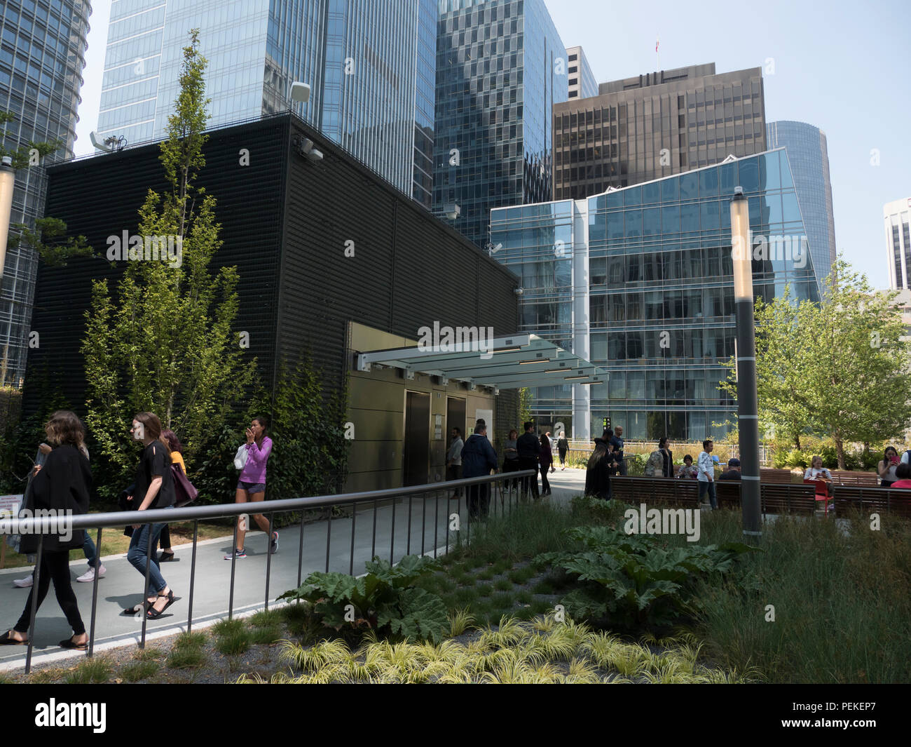 Salesforce Park sits on top of the Salesforce Transit Center in ...