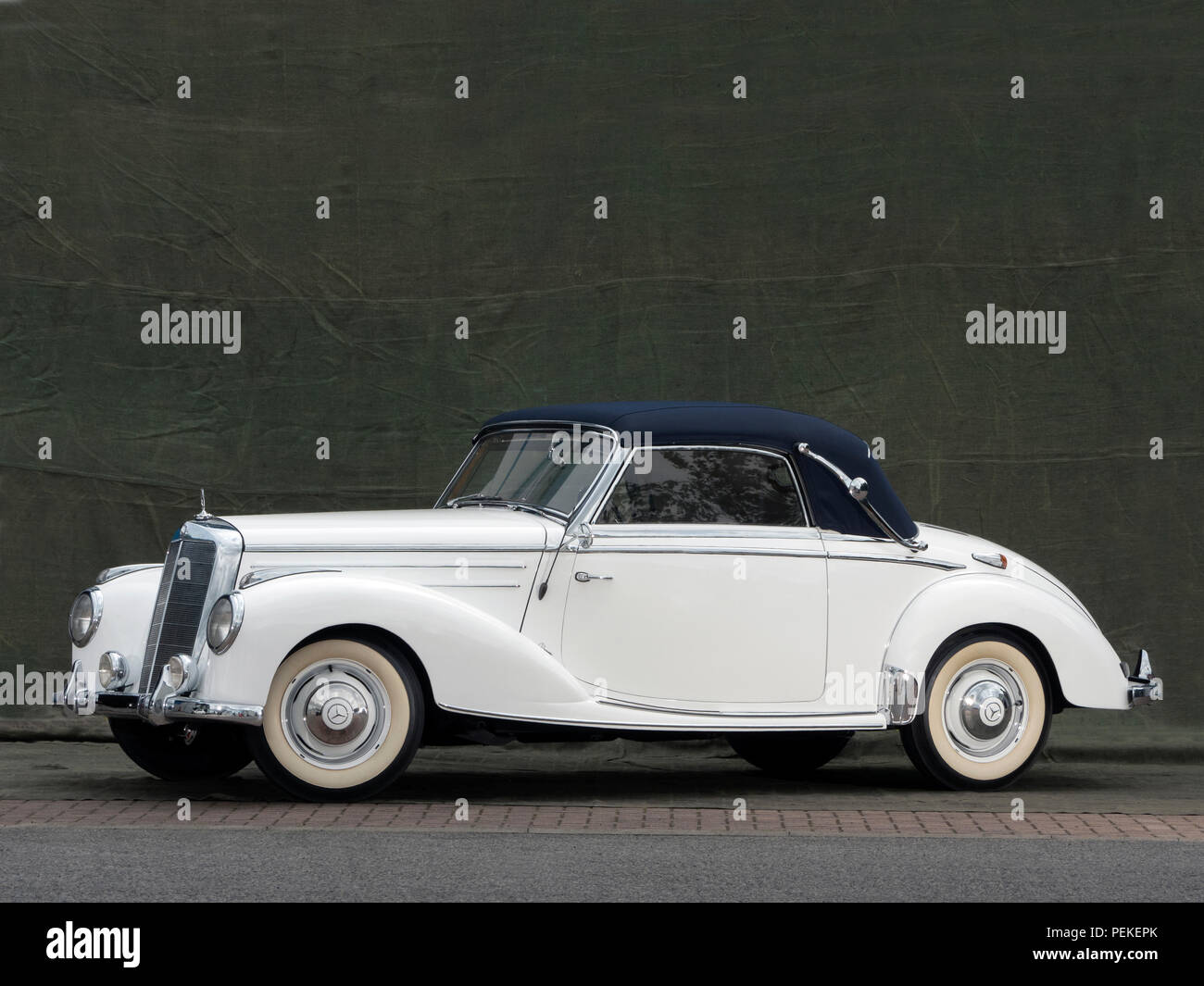 White mercedes convertible car hi-res stock photography and images - Alamy