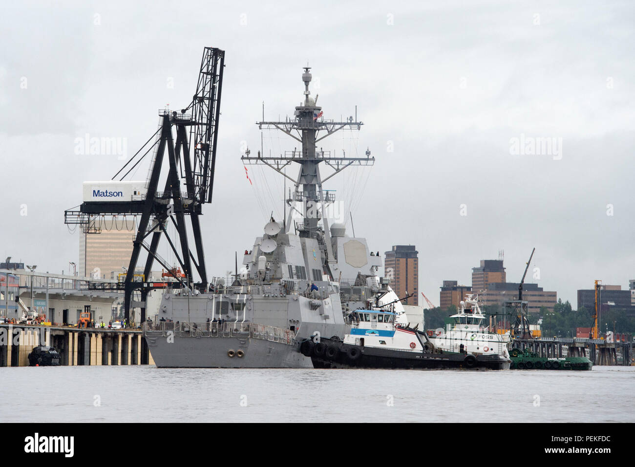 Uss momsen ddg 92 hi-res stock photography and images - Alamy