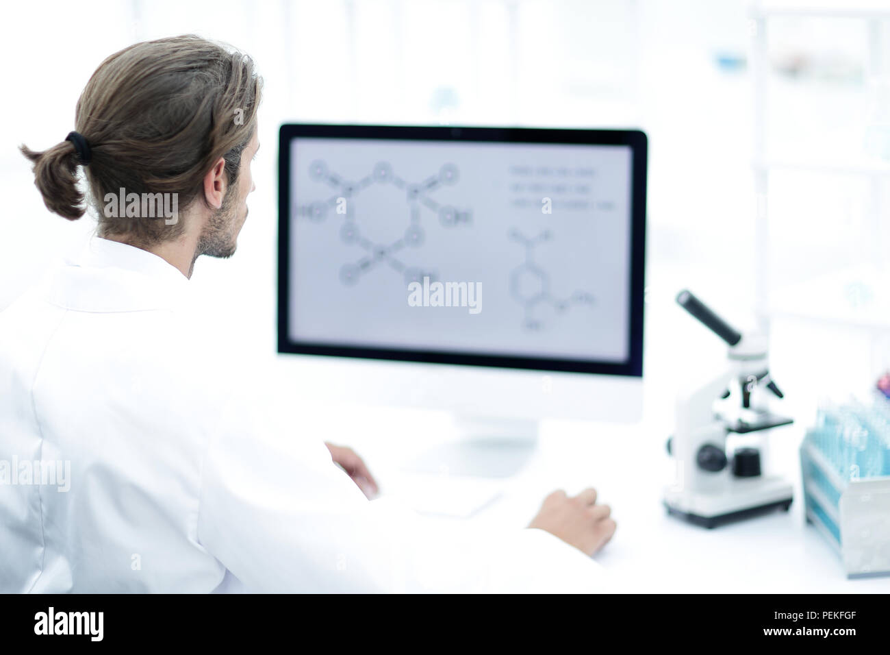 Analysing data lab hi-res stock photography and images - Alamy