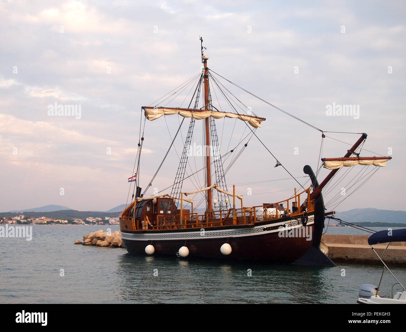 Old galleon ship at sea hi-res stock photography and images - Alamy