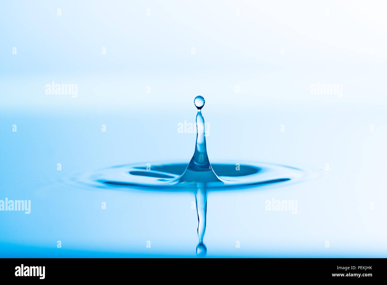 Splash of the falling drops of water Stock Photo - Alamy