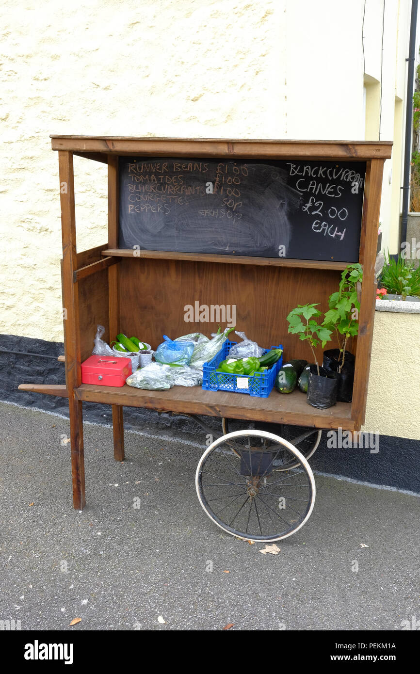 roadside vegetable stall Stock Photo - Alamy