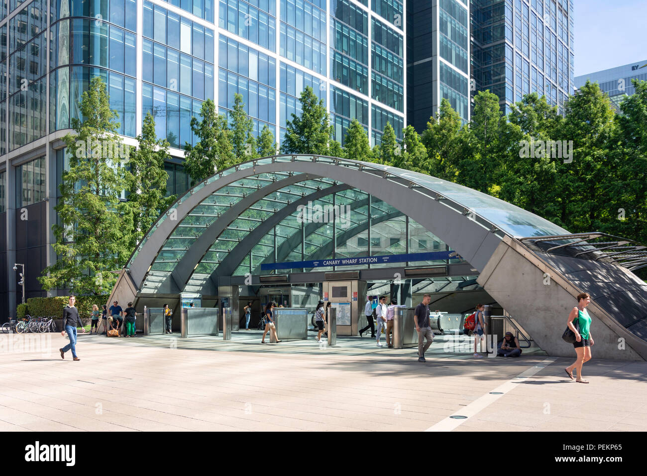Jubilee plaza entrance to canary wharf underground station canar hi-res ...