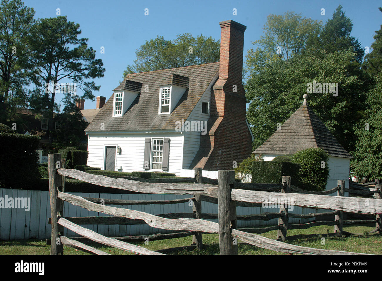 Old house in Colonial Williamsburg, Virginia Stock Photo - Alamy