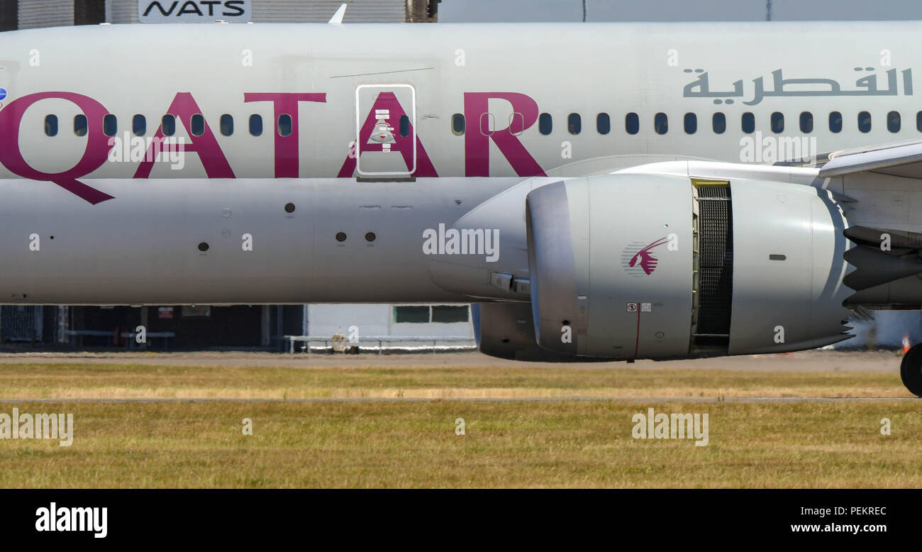 Close up view of a Qatar Airways Boeing 787 Dreamliner landing at ...