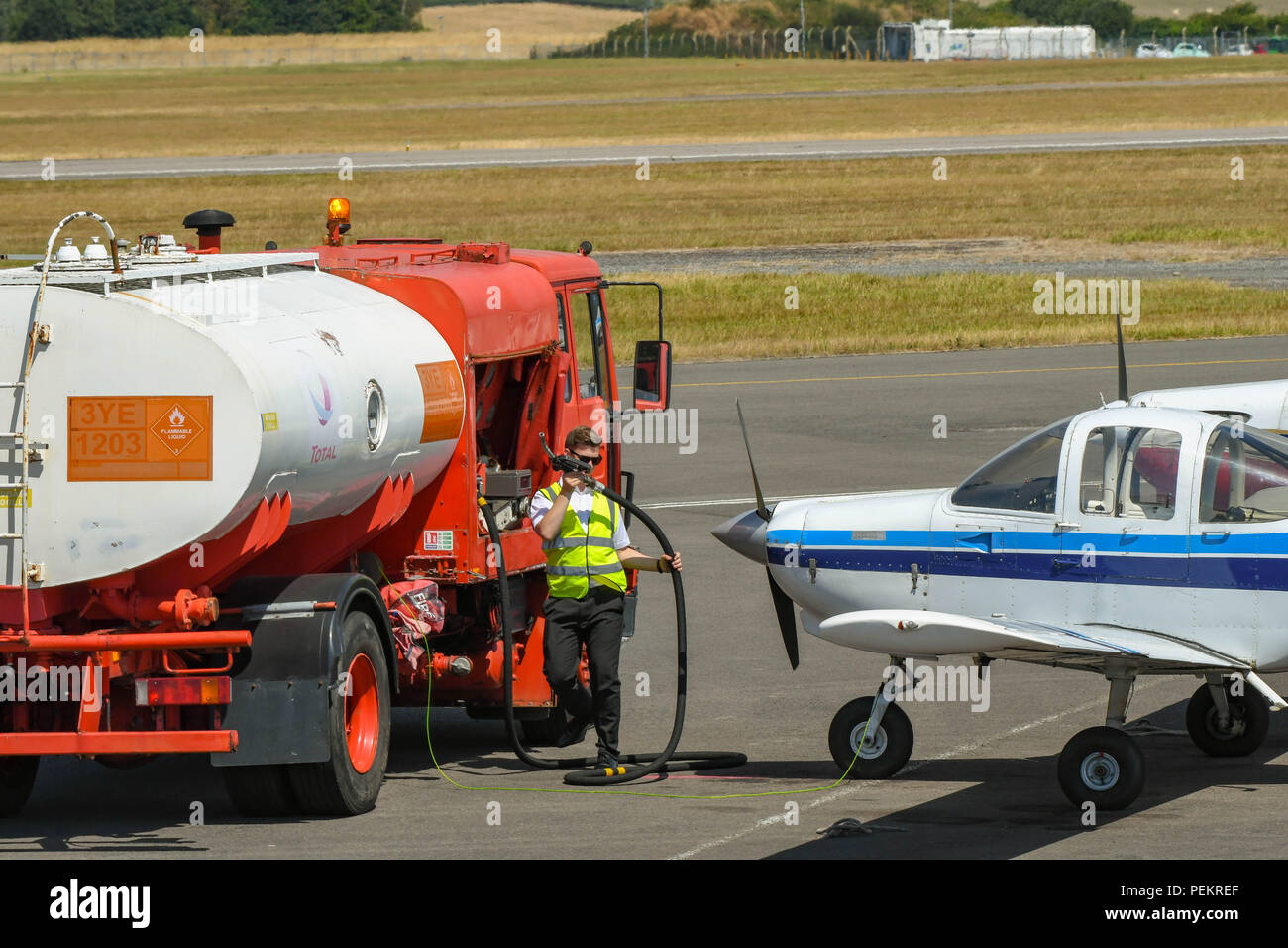 Refuelling a plane hi-res stock photography and images - Alamy