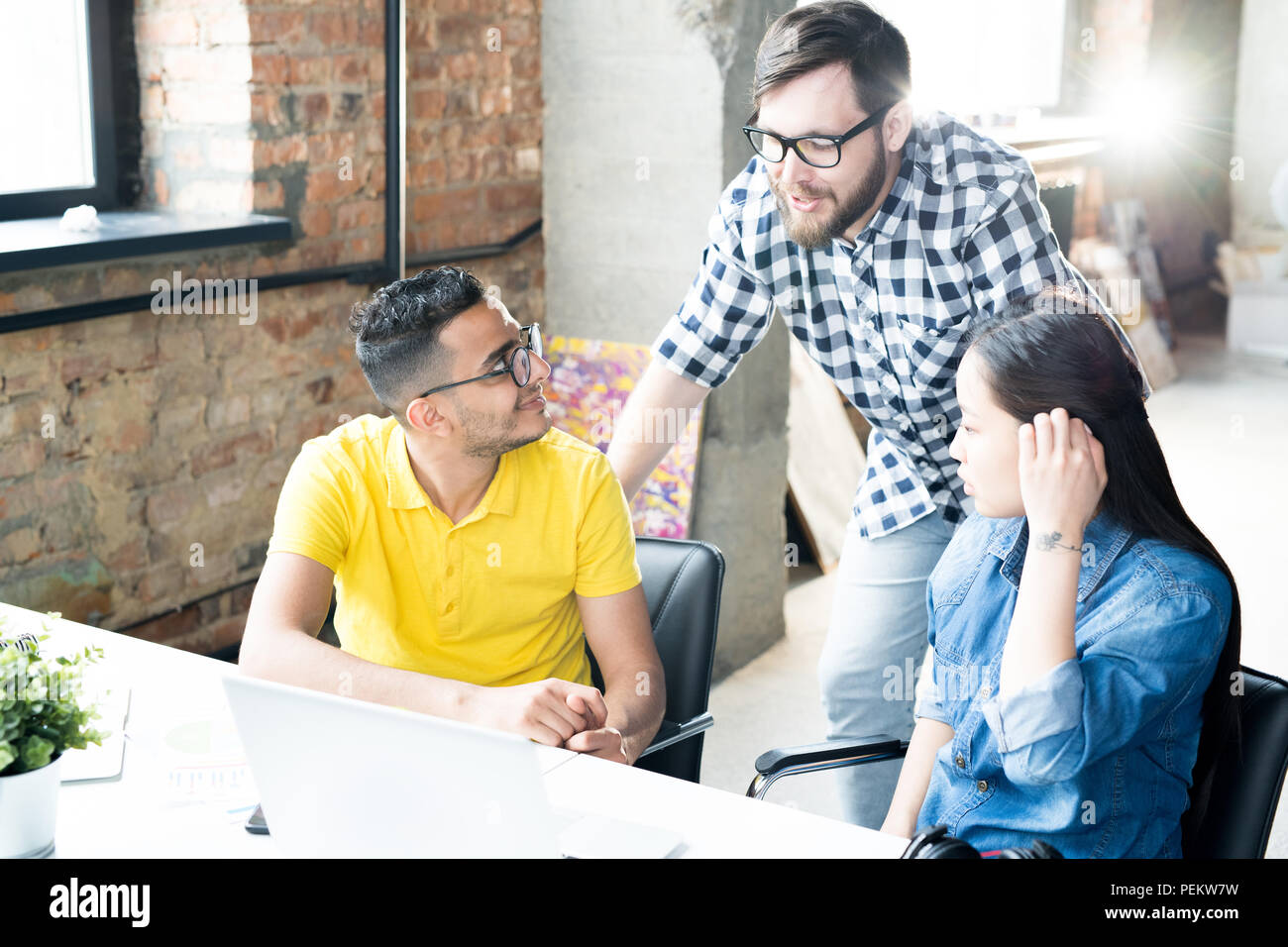 Group of people talking hi-res stock photography and images - Alamy