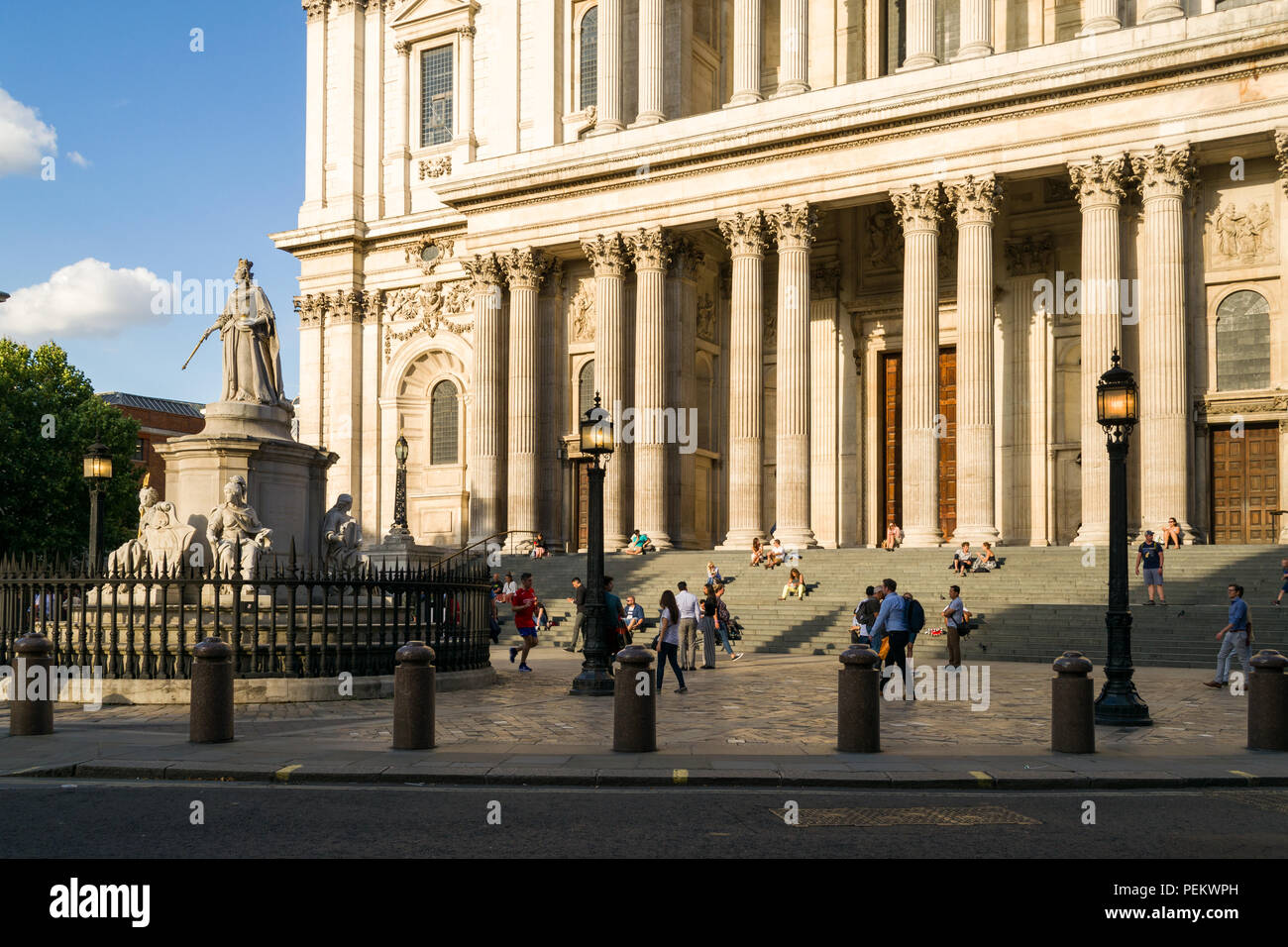 St pauls cathedral steps hi-res stock photography and images - Alamy