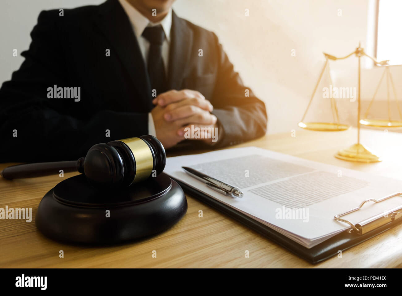 Lawyer courtroom hi-res stock photography and images - Alamy