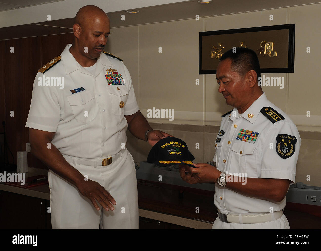 U s navy captain cap hi-res stock photography and images - Alamy