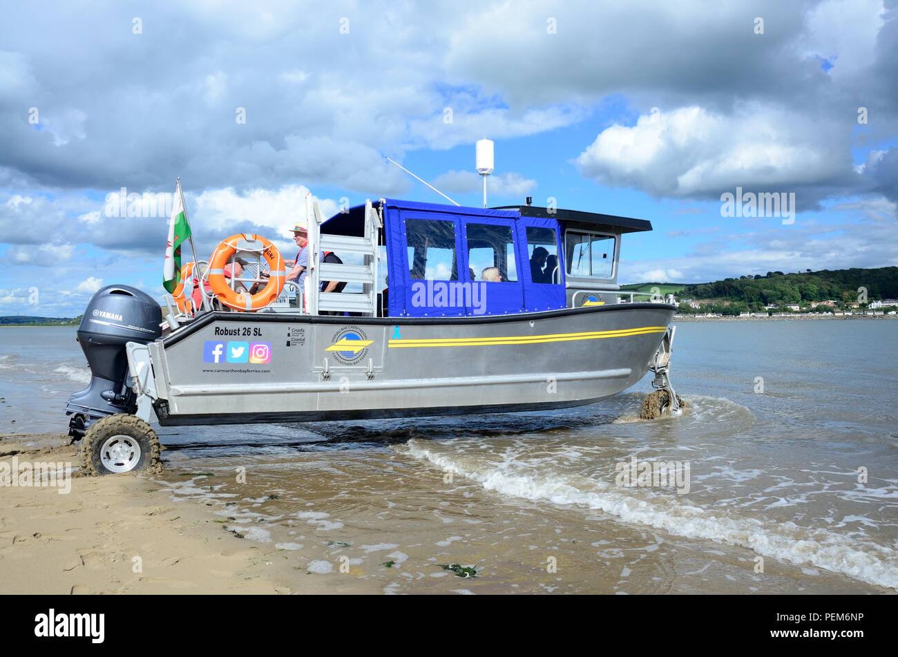 Amphibious boat ferry hi-res stock photography and images - Alamy