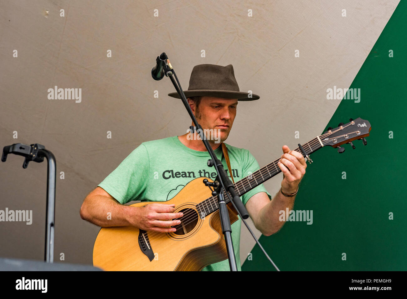 Gunning hi-res stock photography and images - Alamy