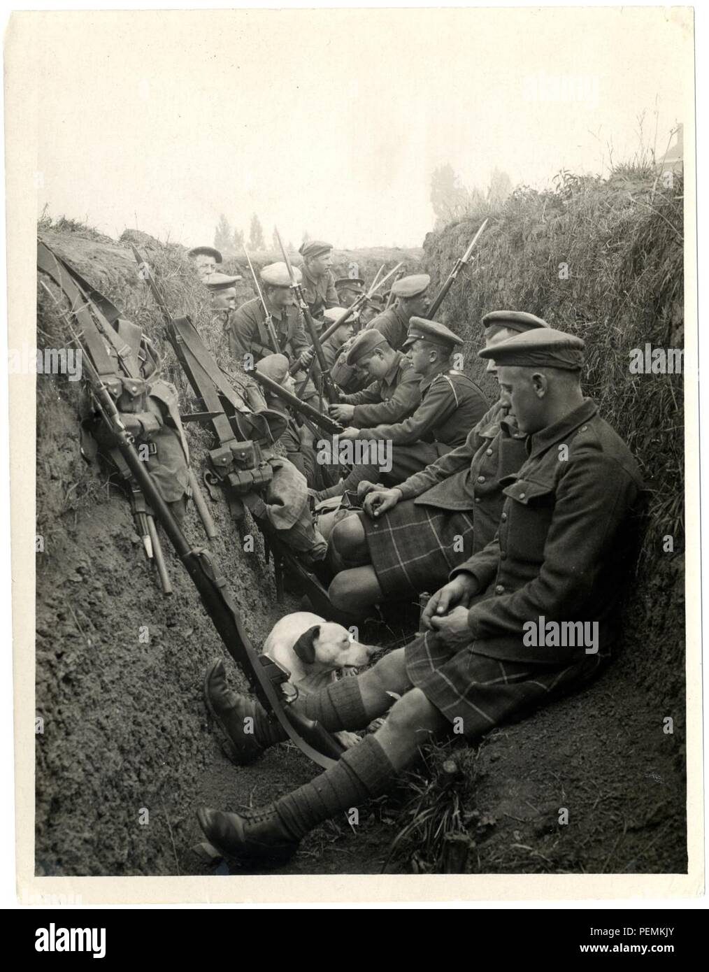 Highland Territorials in a trench [La Gorgue, France]. Photographer H ...