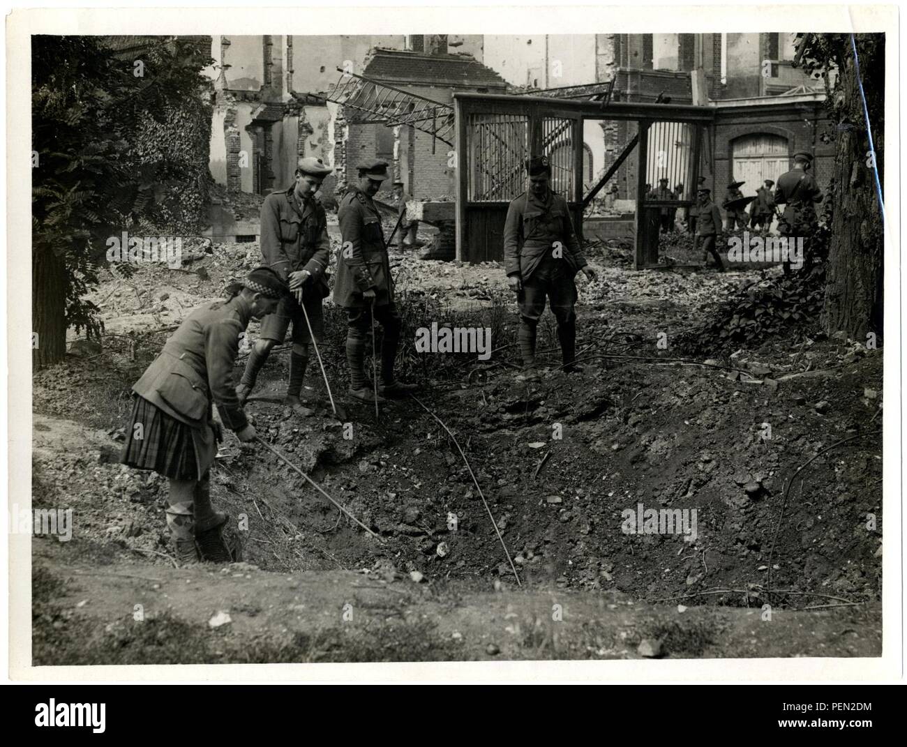The effects of shell fire [Laventie, France]. Photographer H. D ...