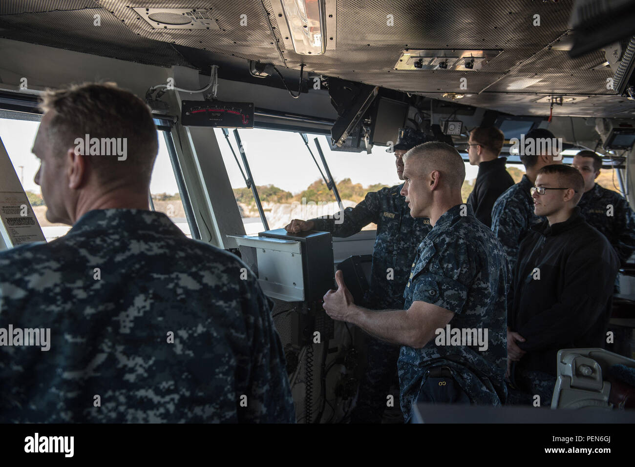 Commanding officer of uss blue ridge lcc 19 hi-res stock photography ...