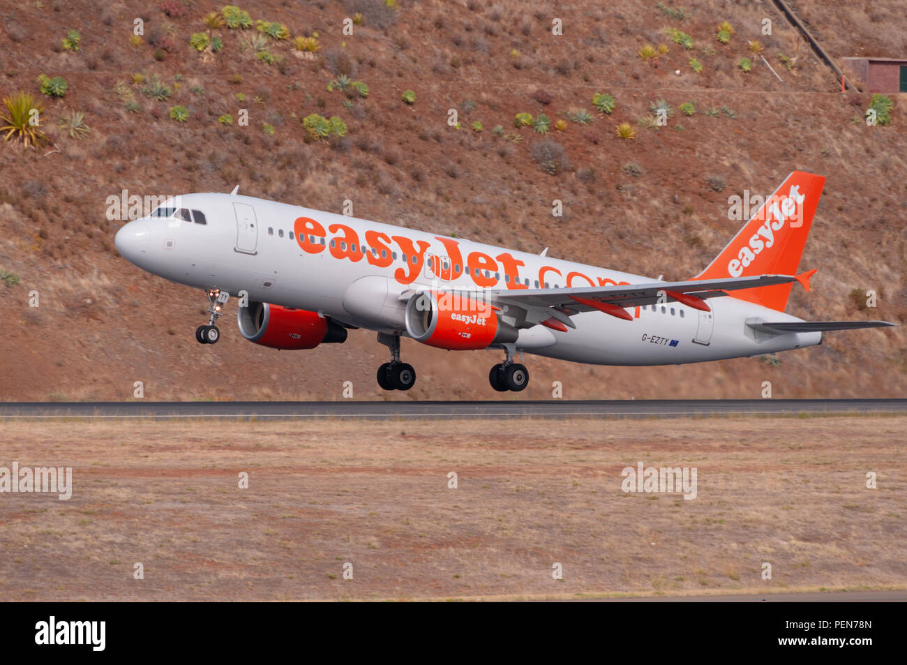 Easyjet A320 taking off dam Madeira Airport Stock Photo - Alamy
