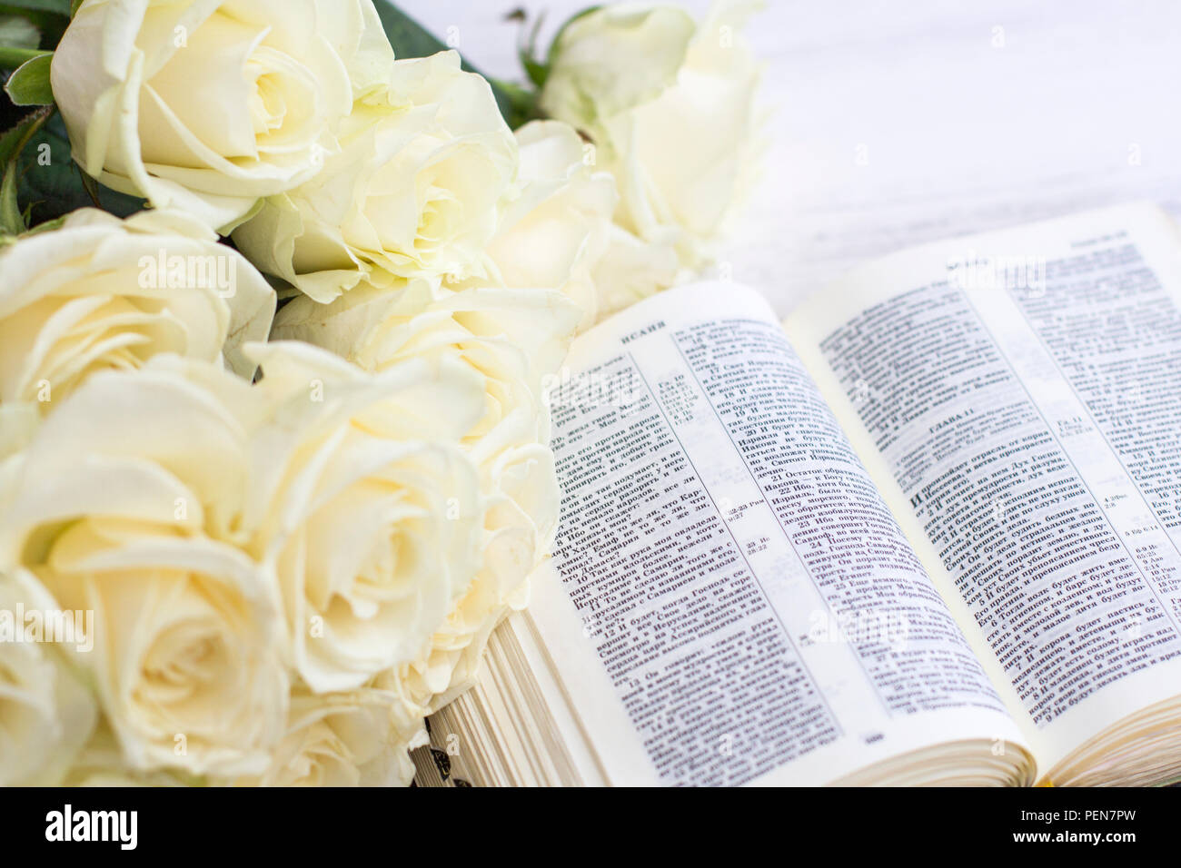 Rose flower arrangement church hi-res stock photography and images - Alamy