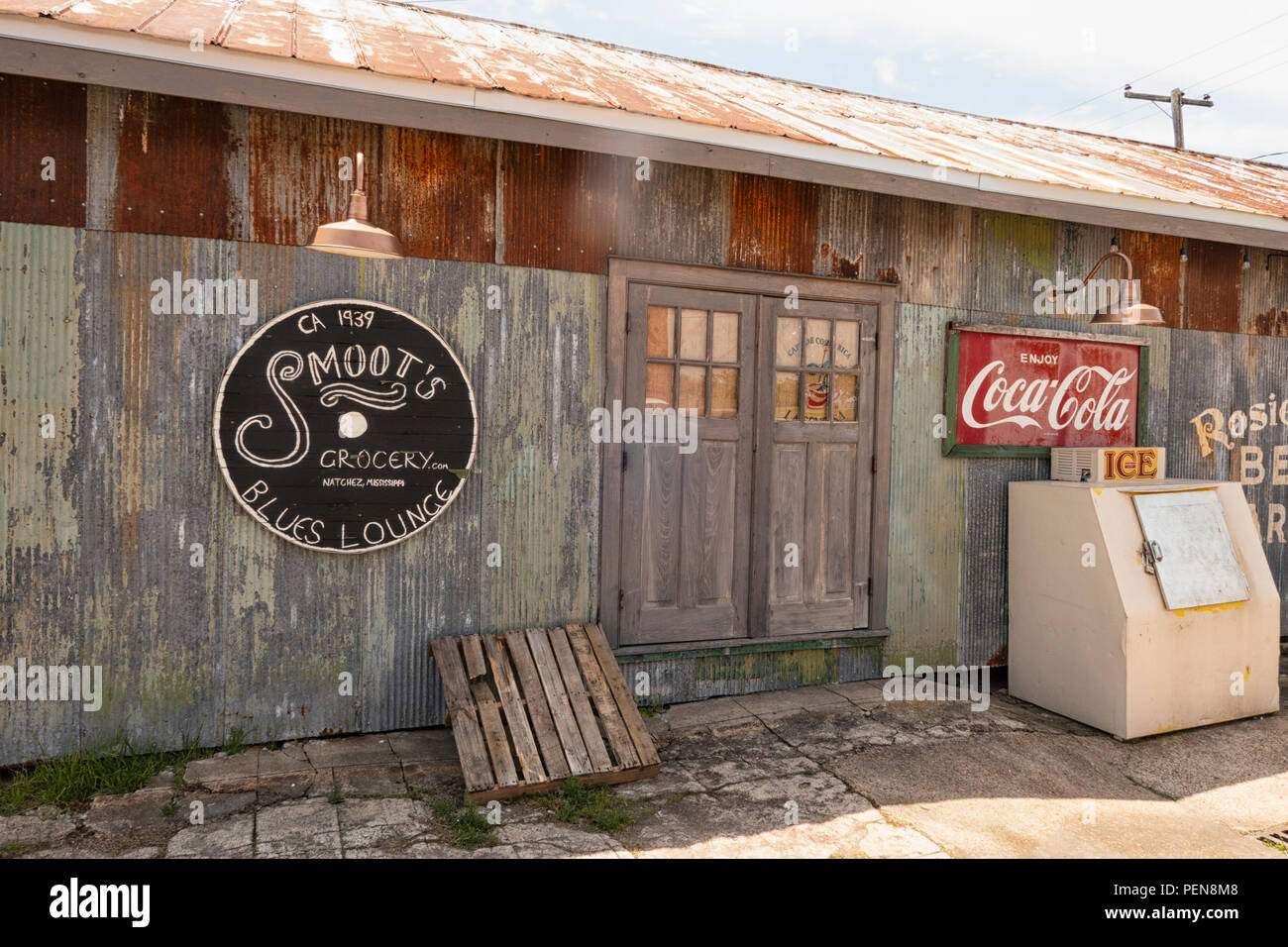 Old fashioned store front america hi-res stock photography and images ...
