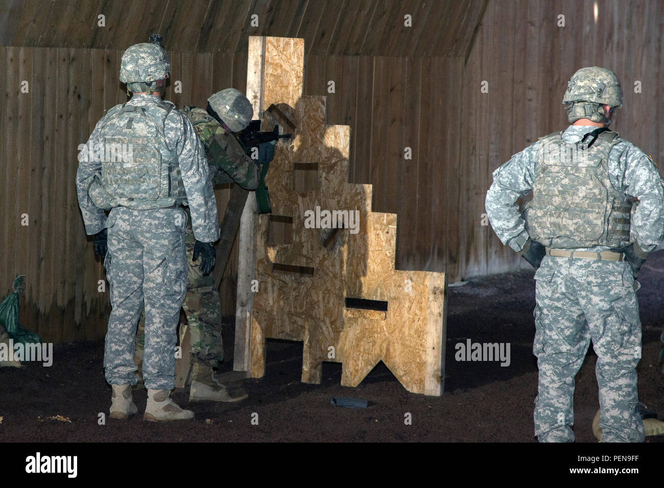 U.S. Soldiers with the 554th Military Police Company, 709th Military ...