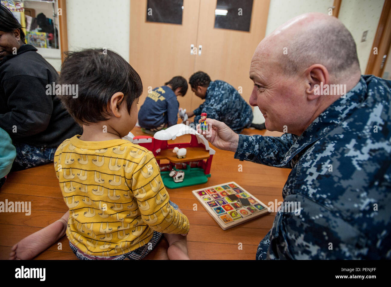 151222-N-OI810-266 YOKOSUKA, Japan (Dec. 22, 2015) Capt. Chris Bolt ...