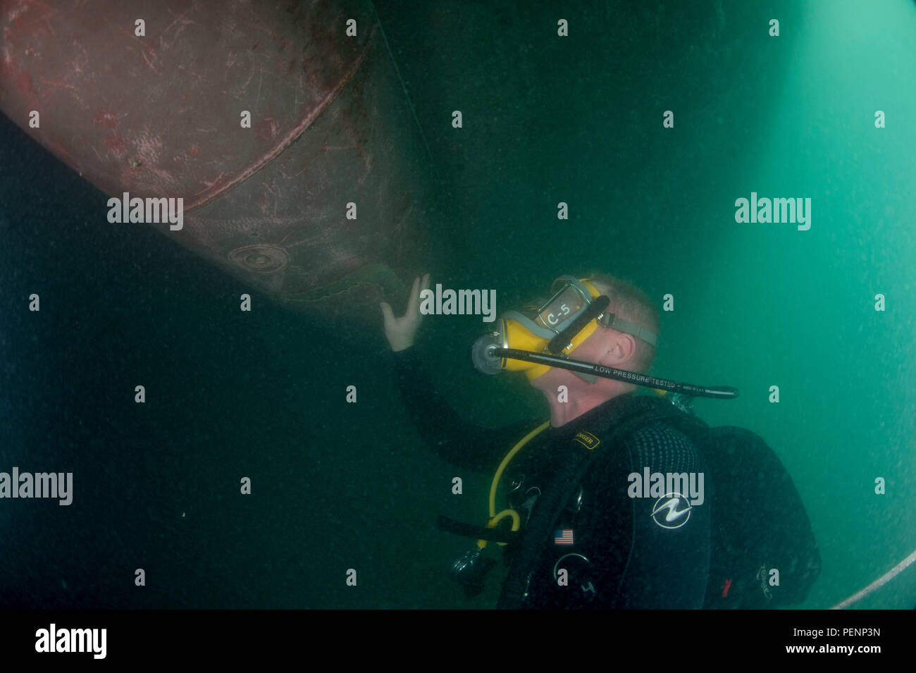 151230-N-BJ294-026 NAVAL SUPPORT ACTIVITY BAHRAIN (Dec. 30, 2015) Lt ...