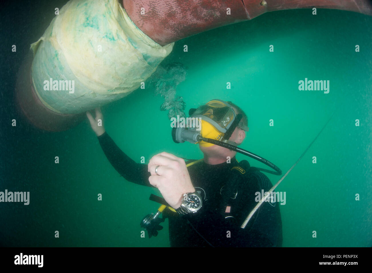 151230-N-BJ294-039 NAVAL SUPPORT ACTIVITY BAHRAIN (Dec. 30, 2015) Lt ...