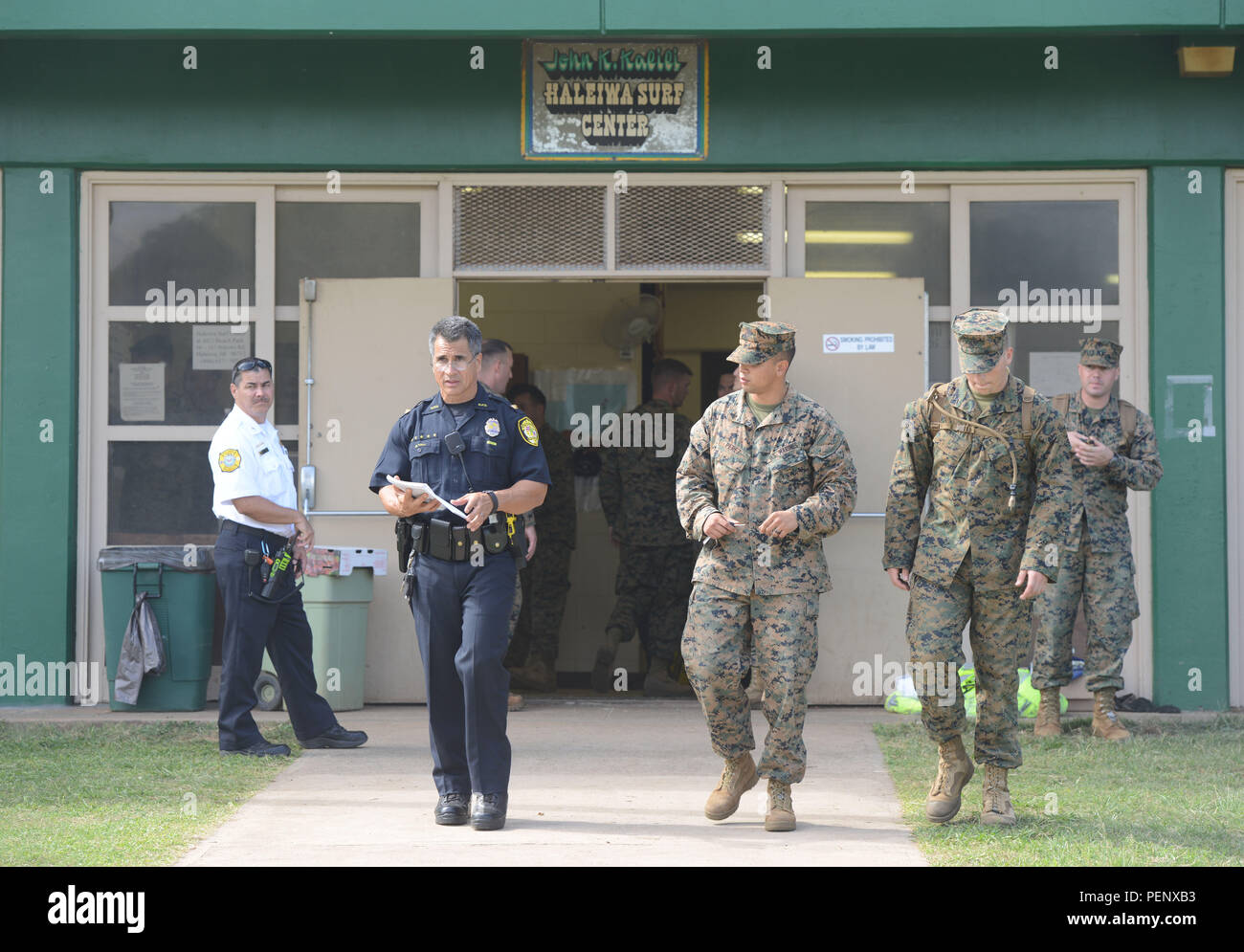 Crew members from the Marine Corps and Honolulu Police Department ...