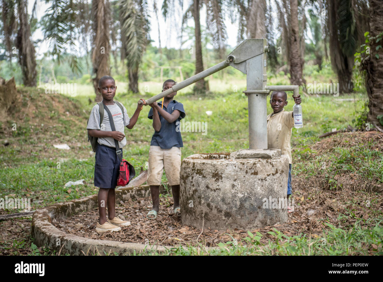 Children by water hi-res stock photography and images - Alamy